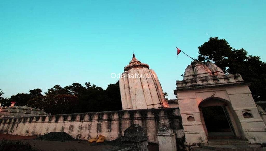 Huma Leaning Shiva Temple, Sambalpur | Odisha Tour